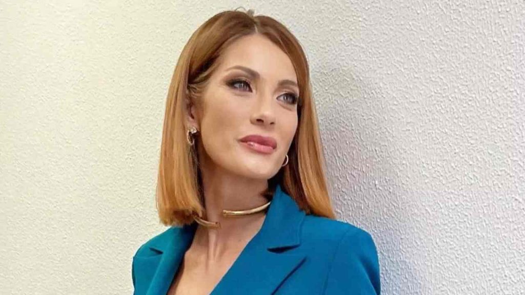 Milena Miconi al mare, le foto in costume fanno girare la testa a tutti ...